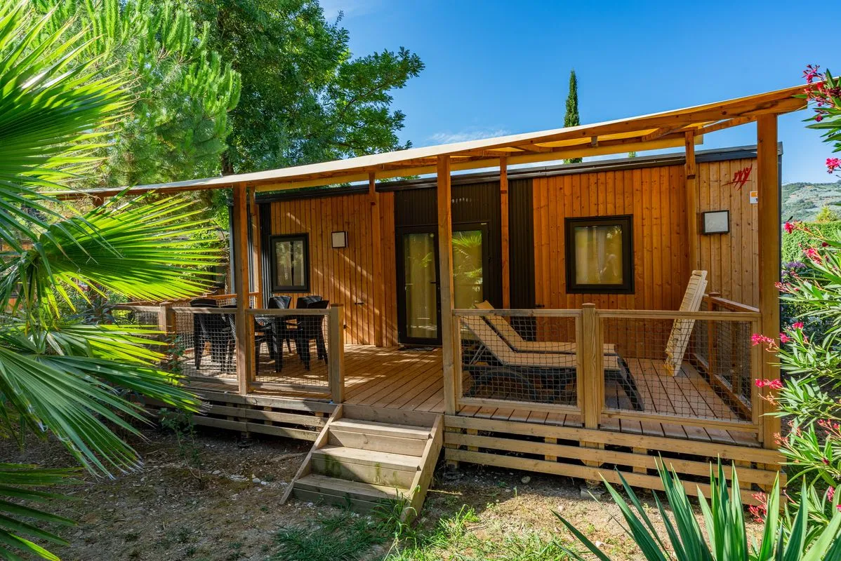 Pourquoi le mobil-home avec bardage bois plaît autant